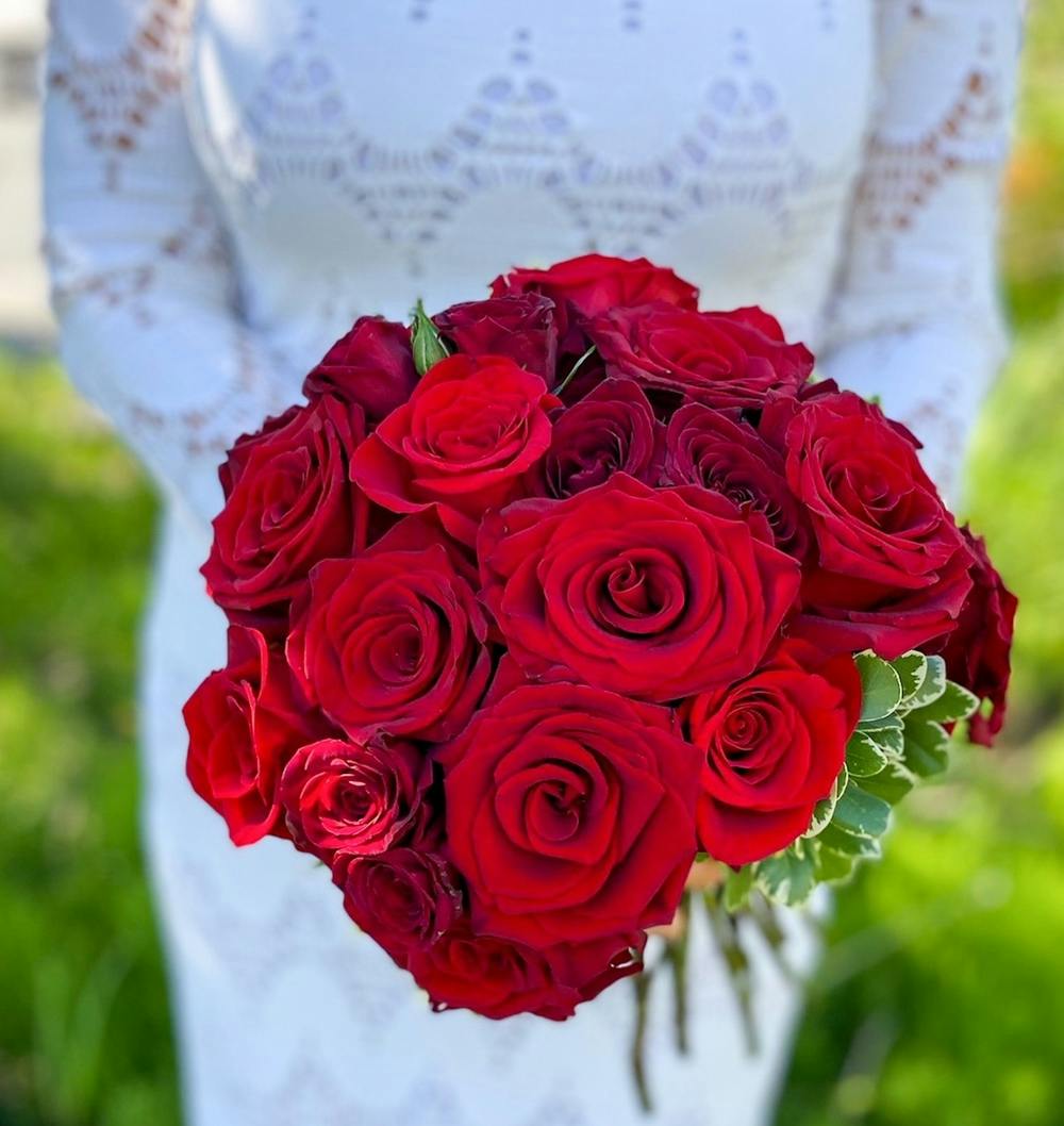 Storybook Romance — Classic roses with complimentary blooms